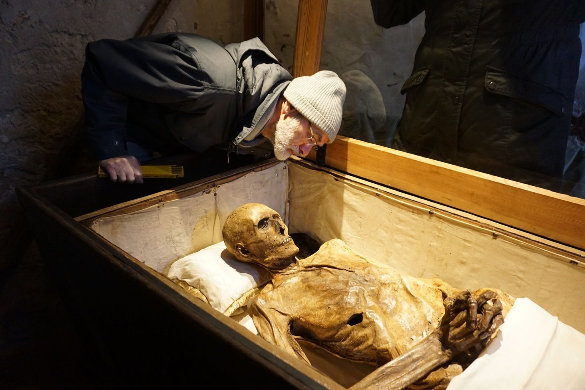 Mumie von Ritter Kalebuz untersucht - Bleistift entdeckt