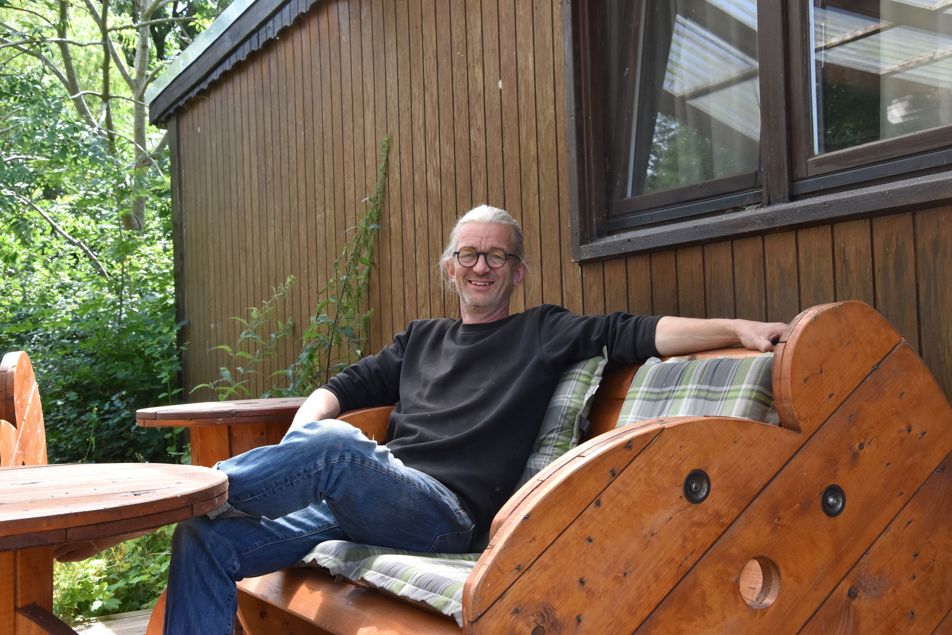 Andreas Gohr fertigt Möbel aus Kabeltrommeln