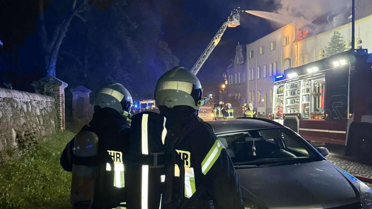 Frau wird bewusstlos aus brennendem Haus gerettet, Katzen tot