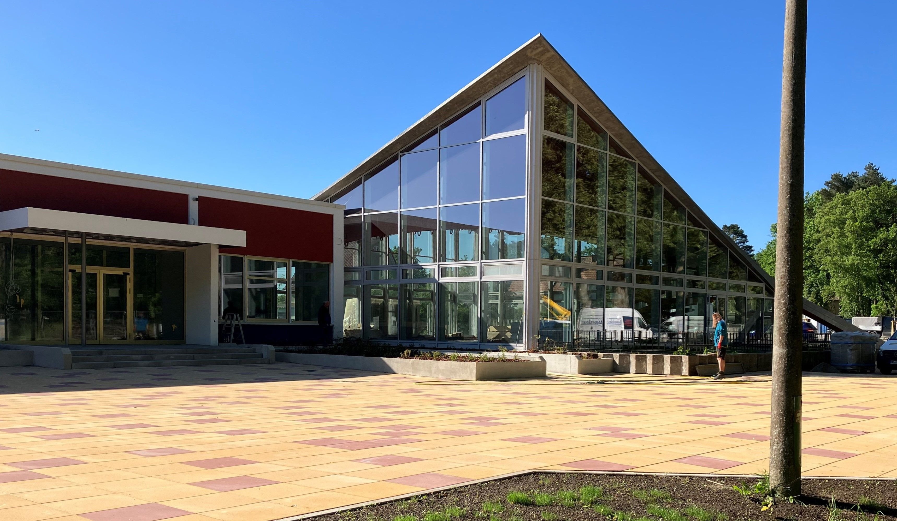 Baufachleute besichtigen sanierte Hyparschale in Templin