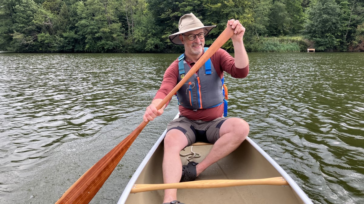 Templiner zeigt, wie man im Kanadier mit Stechpaddel die Spur hält