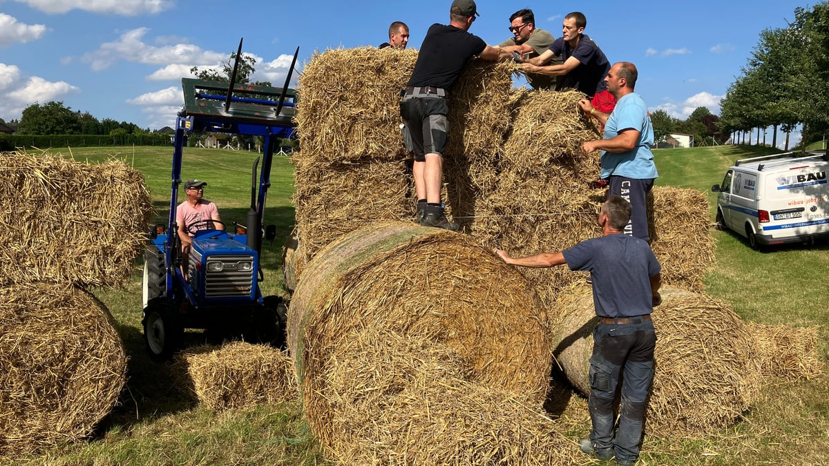 Stroh-Trecker steht, das Erntefest Wedendorf kann kommen
