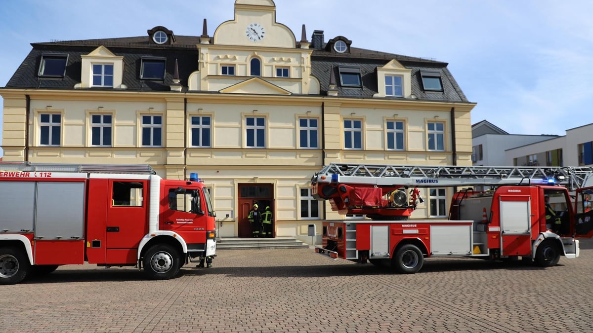 Feueralarm im Rathaus: 25 Kameraden am Sonntag im Einsatz
