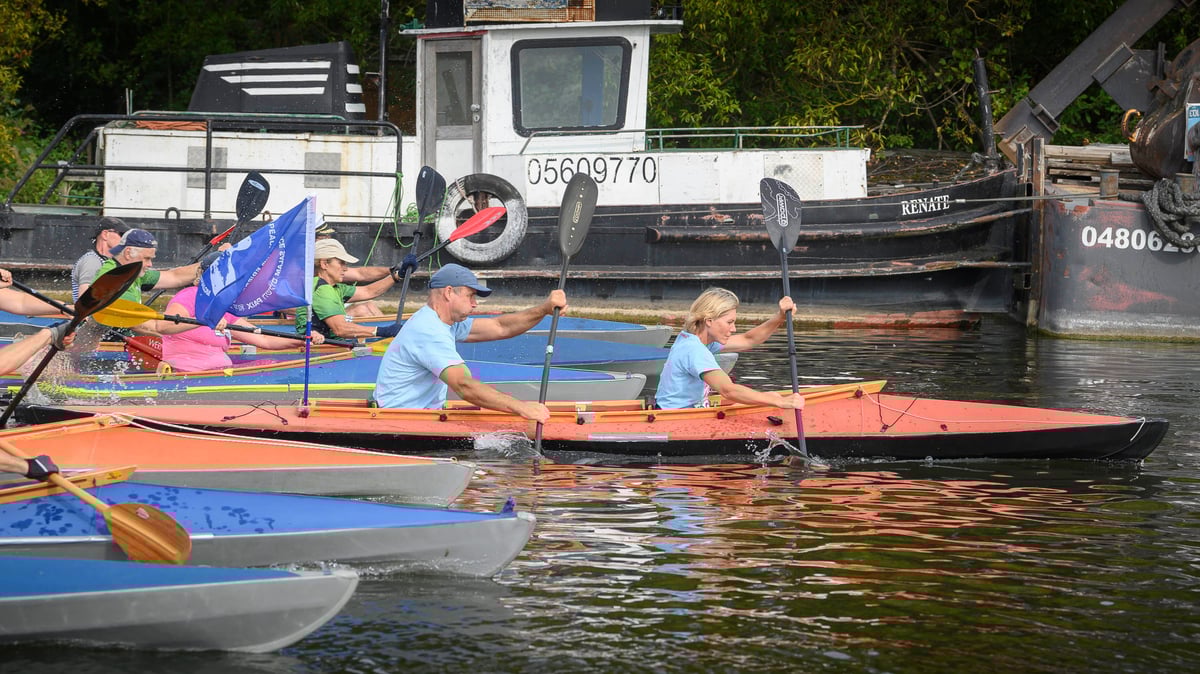 Im DDR Faltboot das Rosa Paddel in Schwerin gesichert
