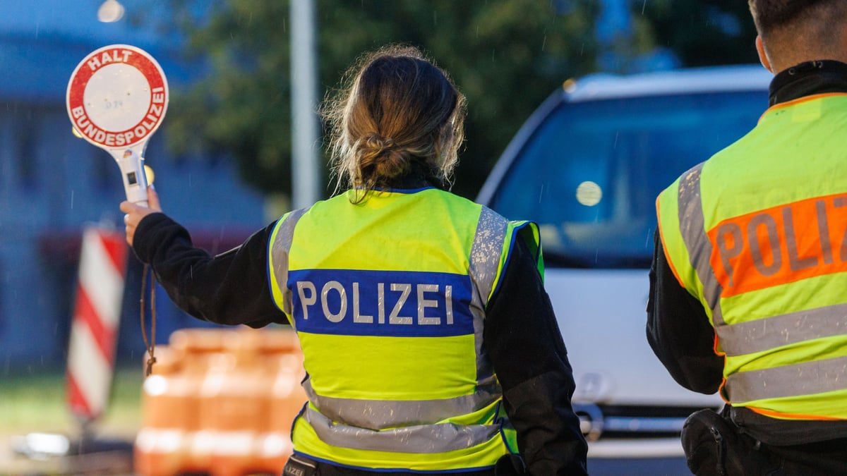 Betrunkene bauen Unfall bei Verfolgungsjagd auf der A11