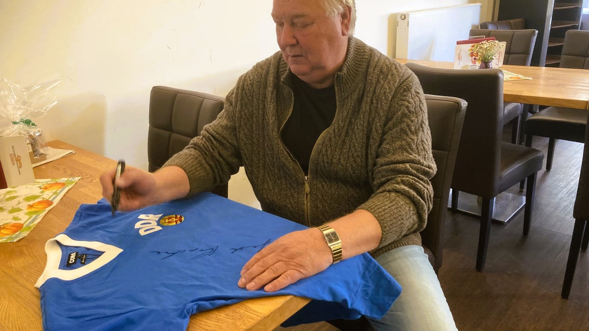 DDR-Fußball-Ikone Gerd Kische verschenkt WM-Trikot von 1974