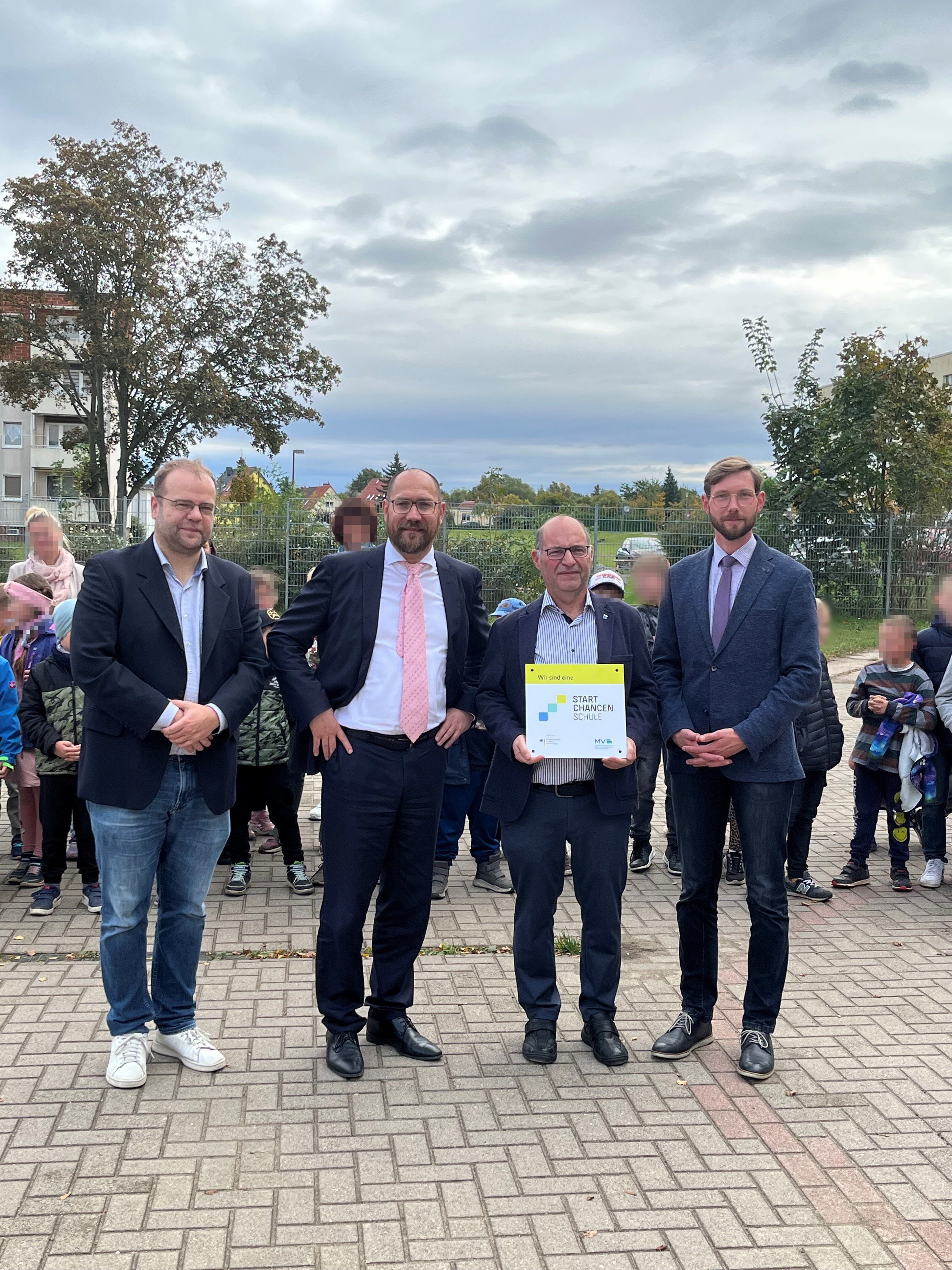 Schönerer Schulhof, mehr Personal: Schule profitiert von neuem ...