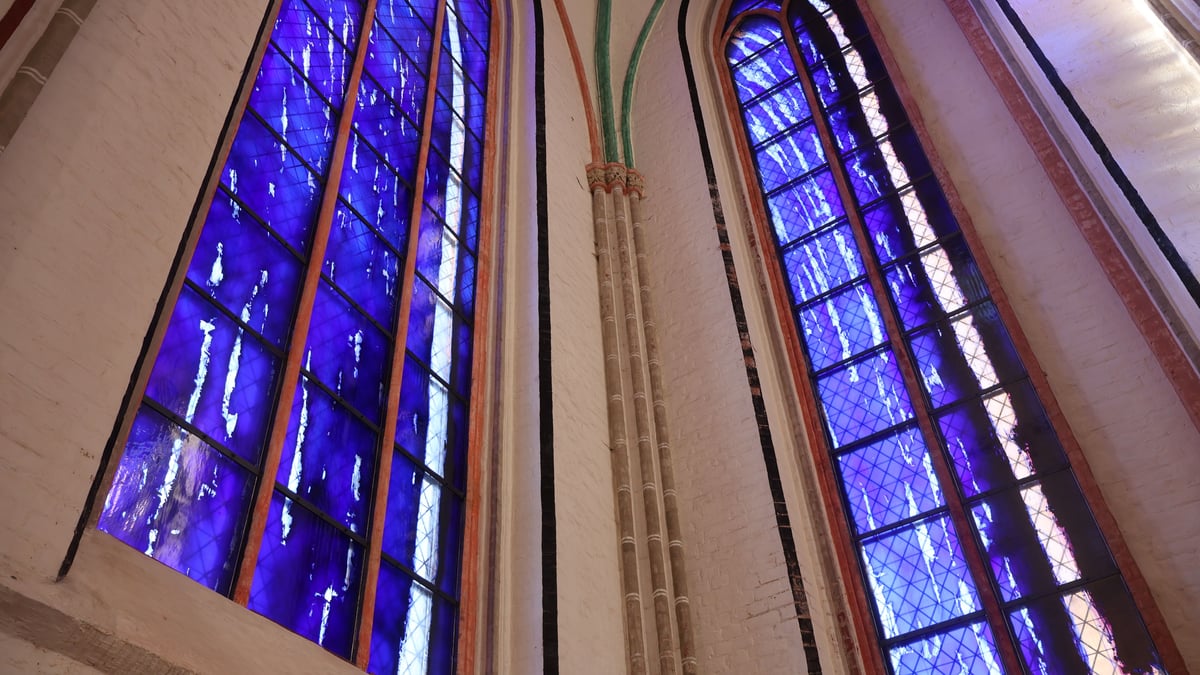 Schweriner Domgemeinde freut sich über Uecker-Fenster