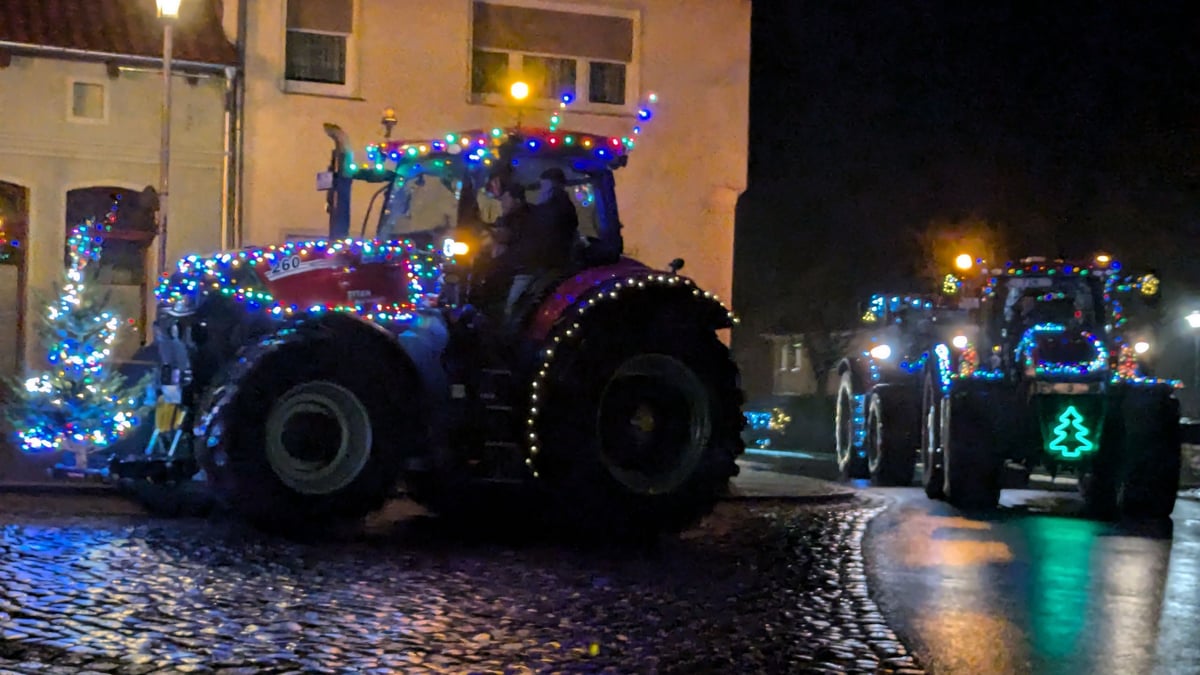 Leuchtende Traktoren bringen Lichterglanz und einen ganz besonderen Gast mit