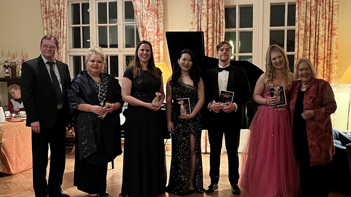 In der guten Stube der Familie von Oppen wird zum Fest musiziert