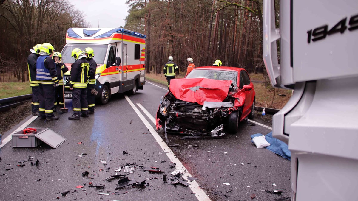Frau stirbt bei Unfall auf Bundesstraße