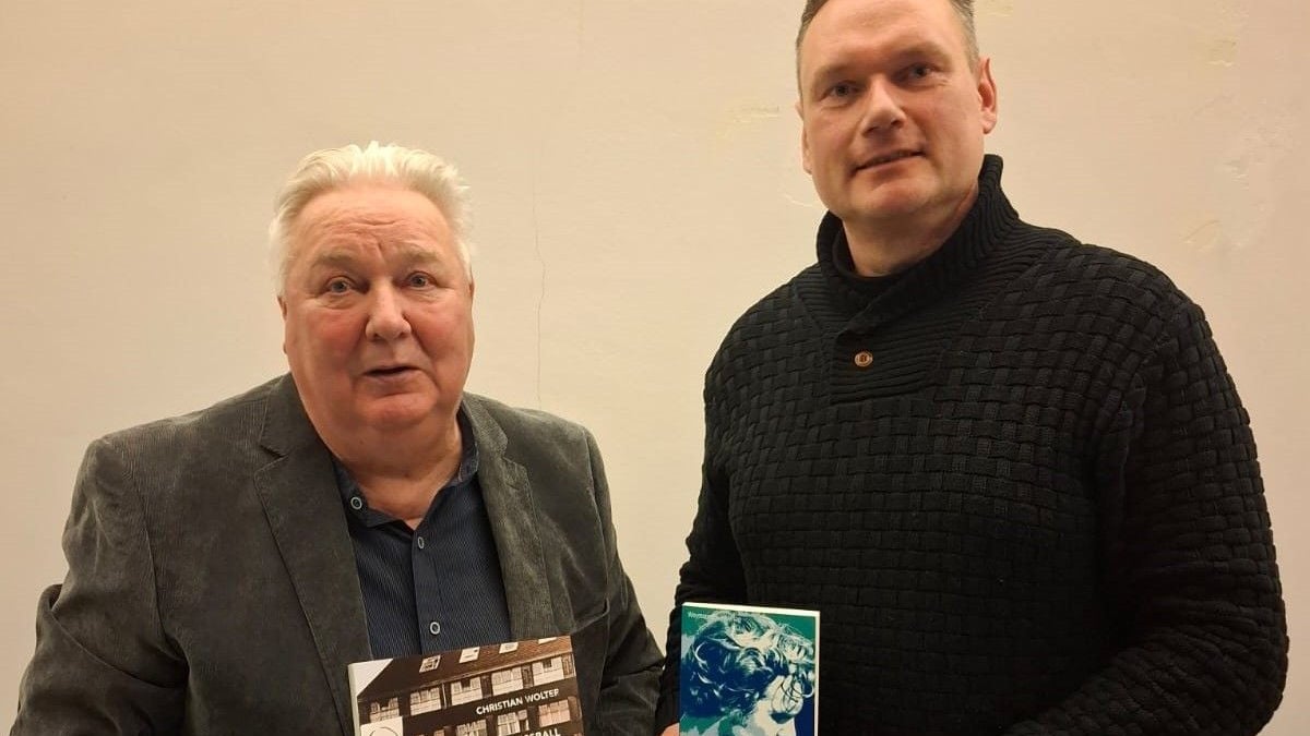 Ex-Nationalspieler Gerd Kische aus Teterow erhält Geschenk