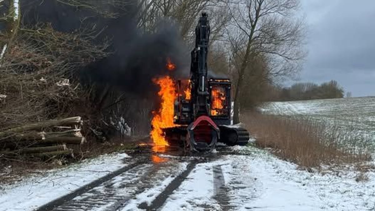 Bagger brennt und Öl droht in See zu laufen