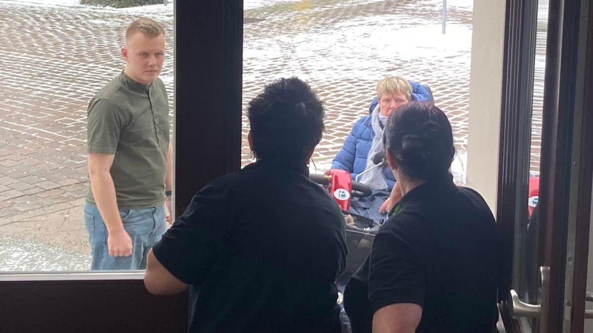 Rollstuhlfahrerin muss bei SPD-Dialog von Arlt und Pegel draußen bleiben