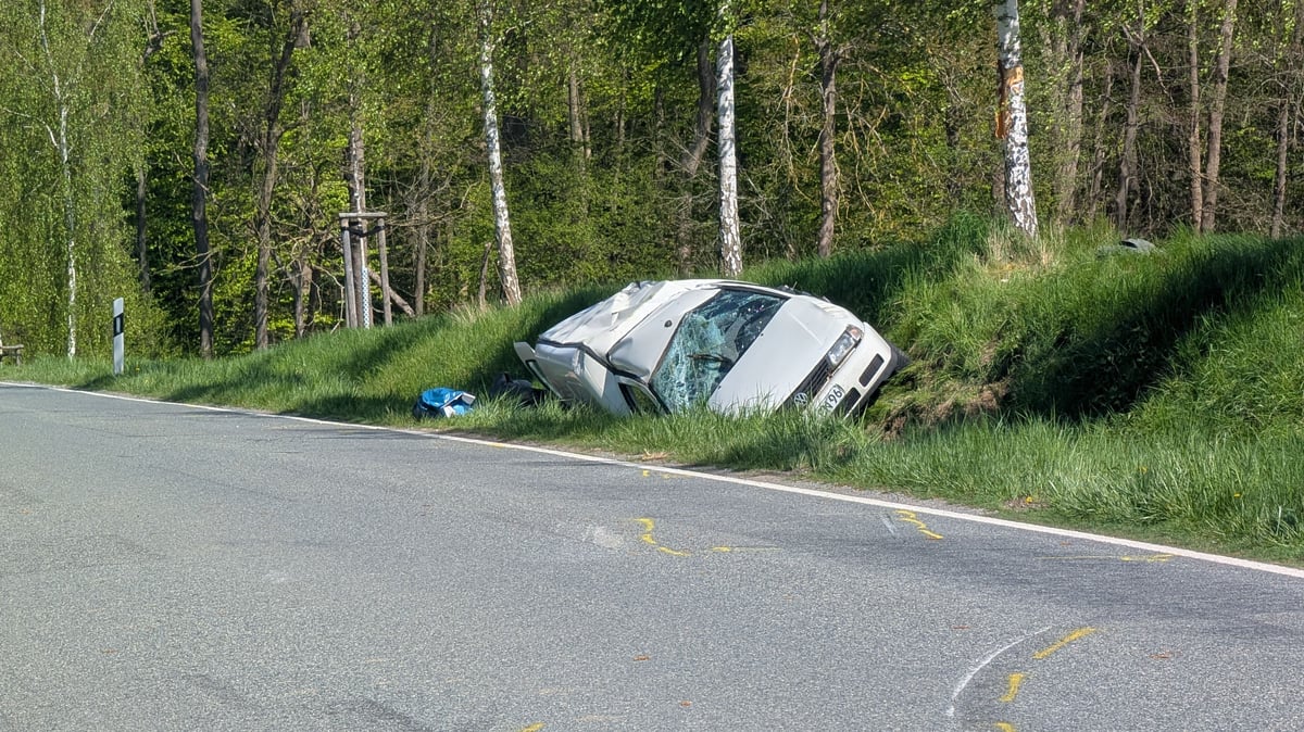 Frau (23) bei Unfall aus Auto geschleudert und lebensbedrohlich verletzt