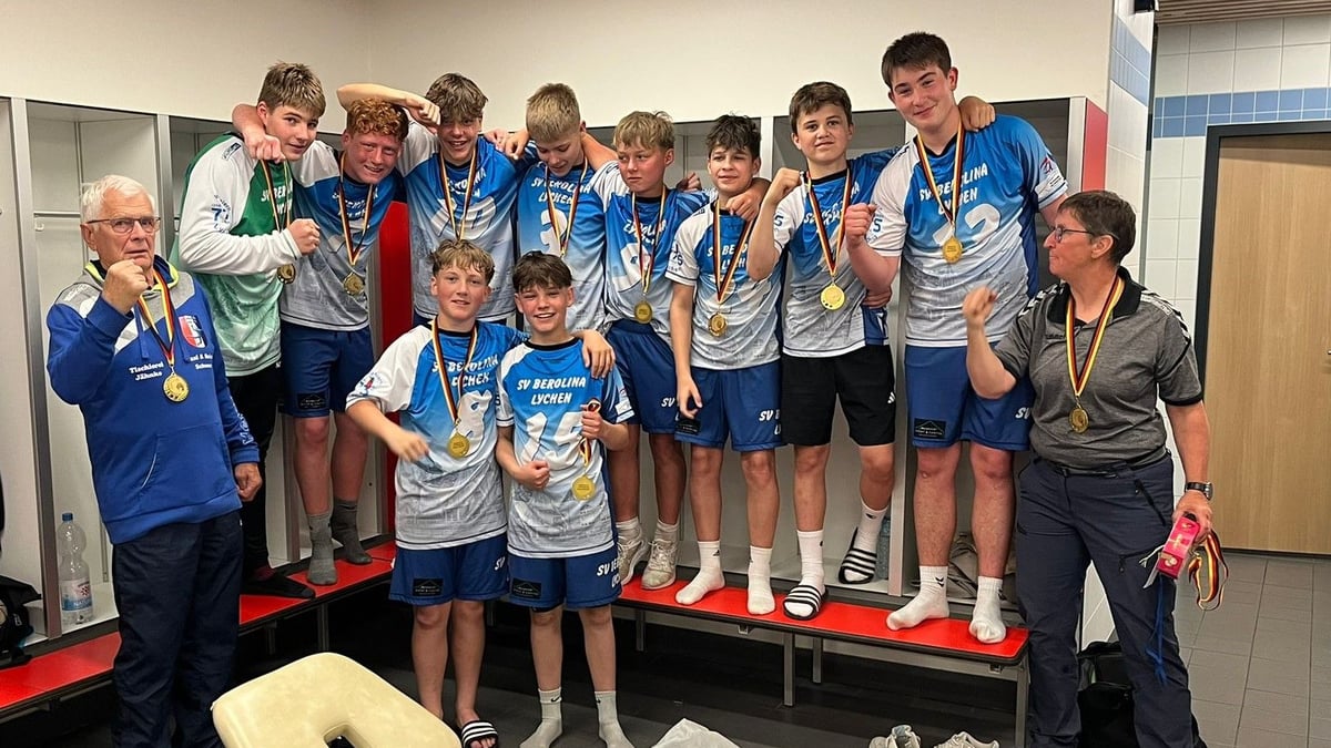 Mädchen und Jungen des SV Berolina Lychen jubeln im Handball