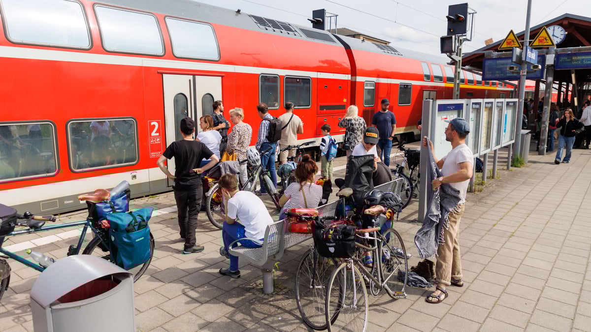 Getrennte Familien, weinende Mütter: Passagiere schockiert von Chaos am ...