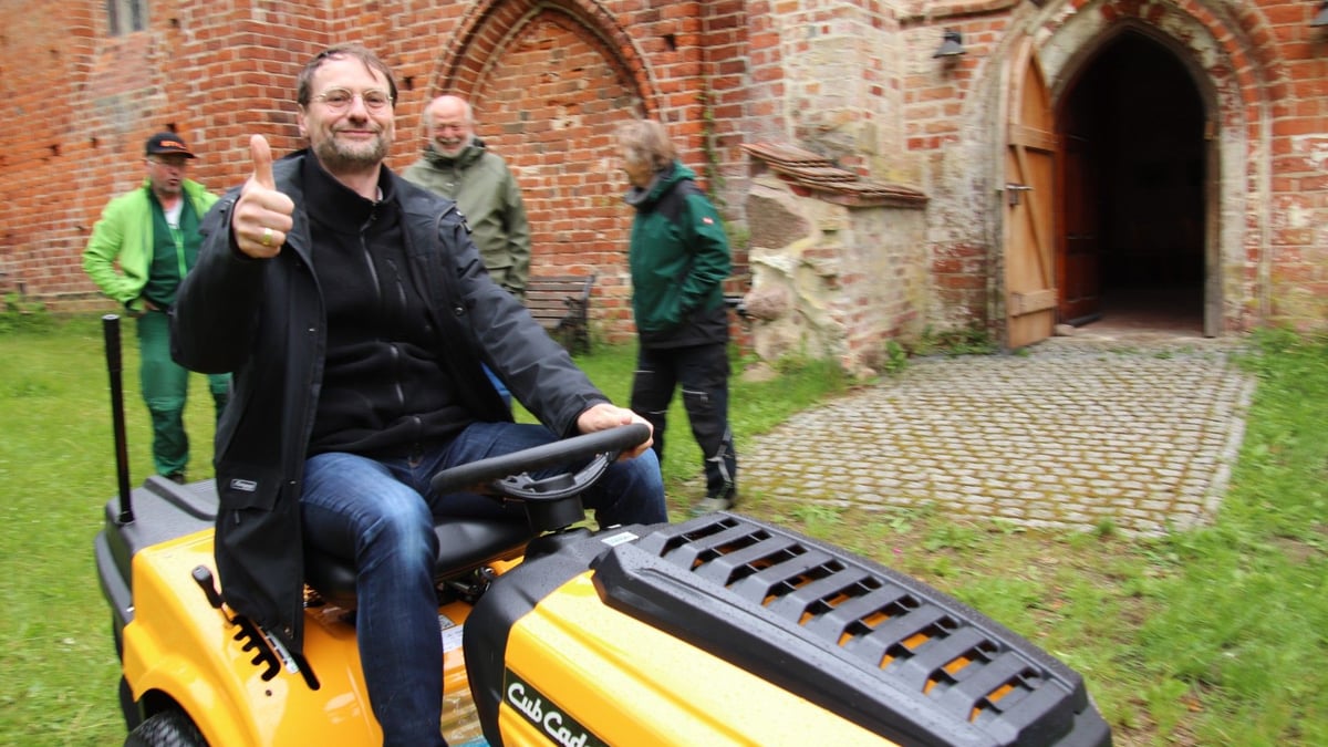 Spende mit Herz und PS: Familie unterstützt Kirchengemeinde