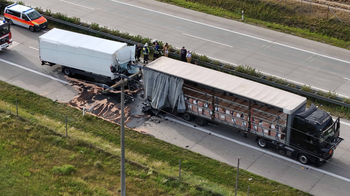 Lkw kracht in Stauende: Ein Toter und ein Schwerverletzter