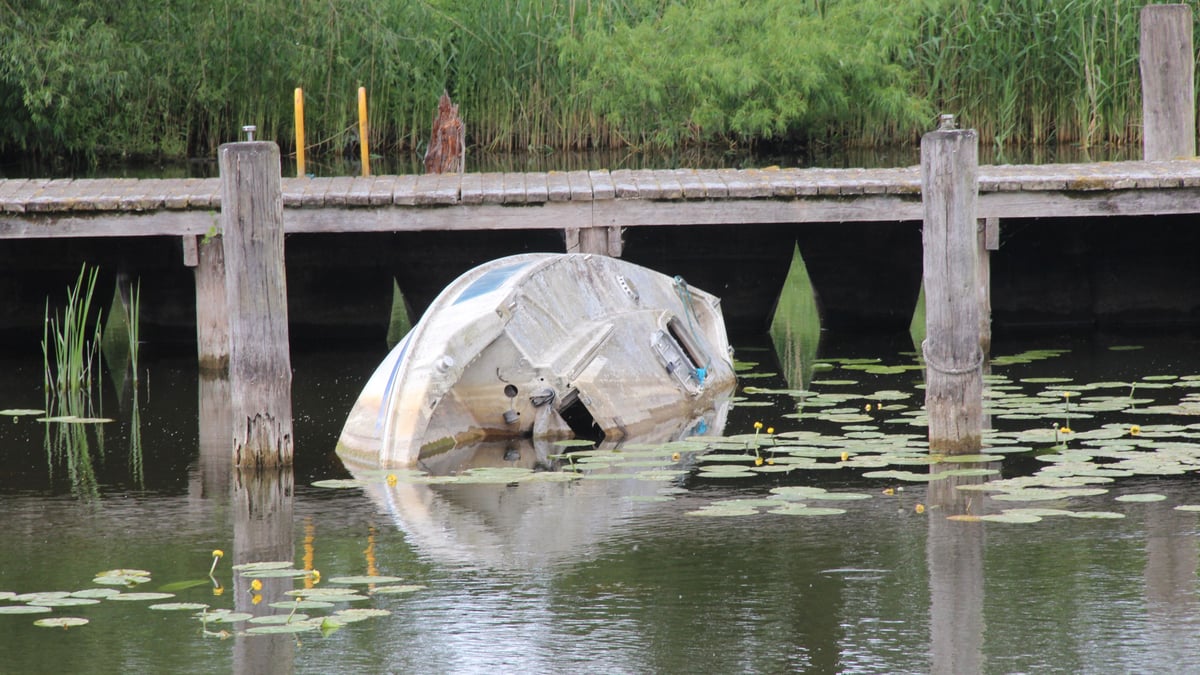 Total heruntergekommen: Schiffbruch im einst edlen Sportboothafen