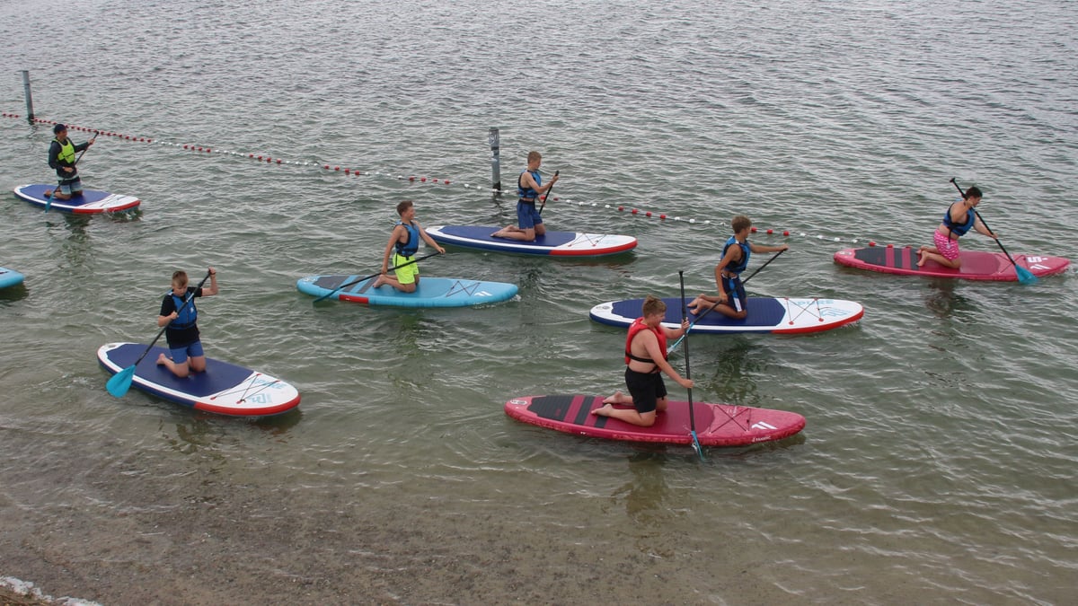 Wassertag führt Schüler an den Strand und aufs Paddle Board