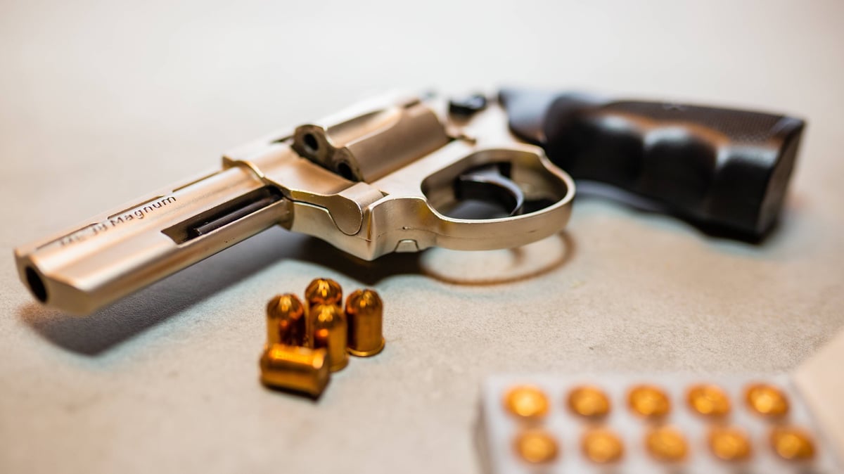 Mann ballert zu Silvester mit Revolver herum und vergisst dann Waffe im ...