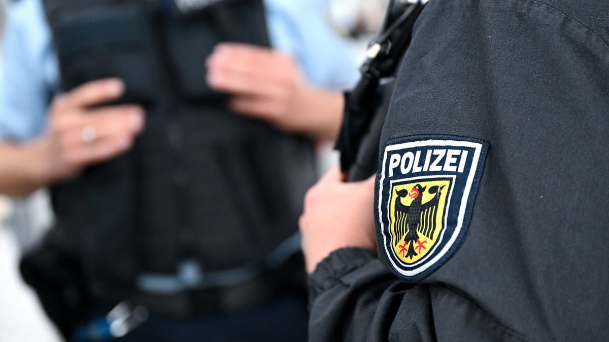 Polizei durchsucht Wohnung von Mann in Rostock