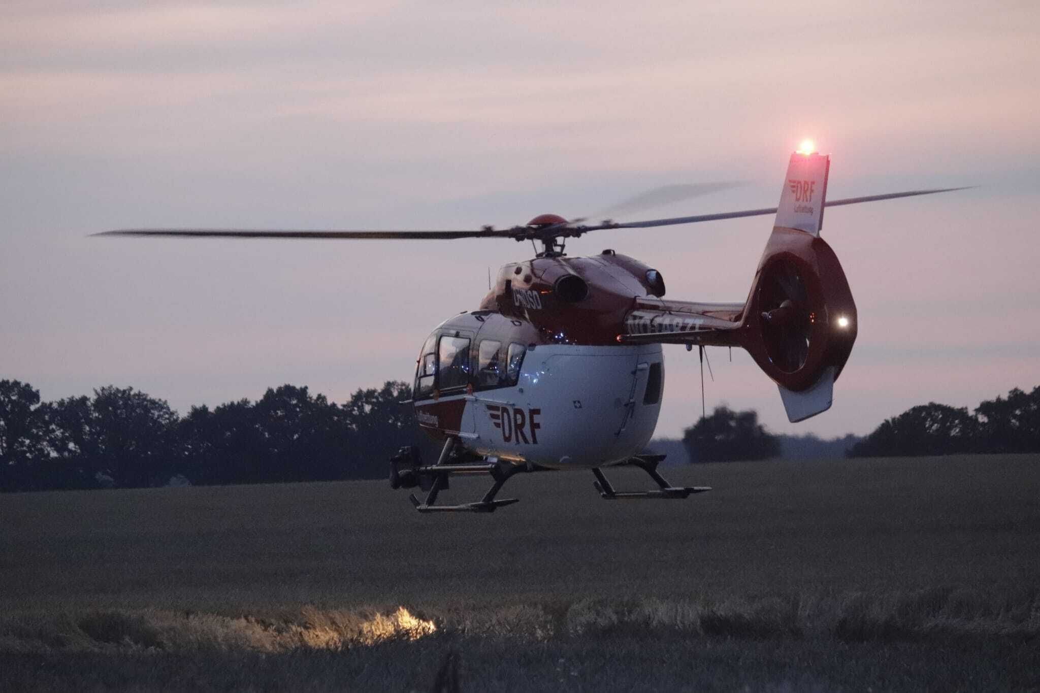 Auto prallt gegen Baum – Zwei Schwerverletzte in Rheinsberg