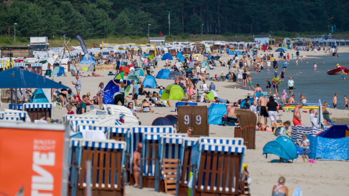Mann mit Machete am Ostsee-Strand von Binz unterwegs