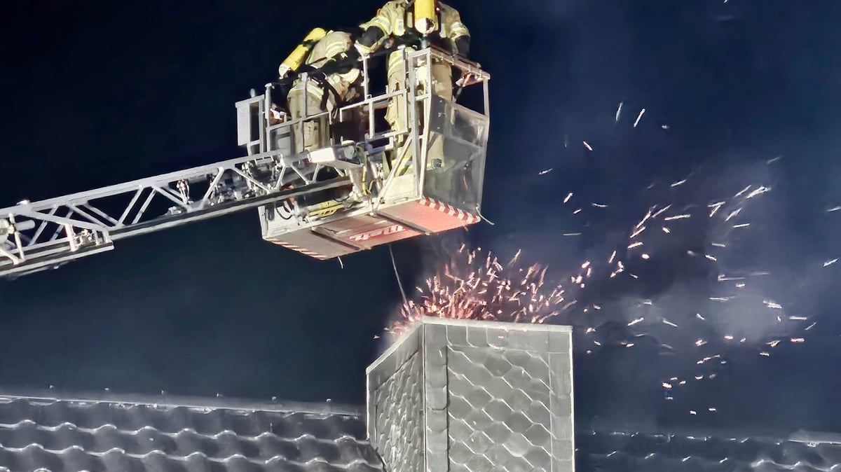 Großalarm am frühen Morgen: Brennender Schornstein löst Großeinsatz aus